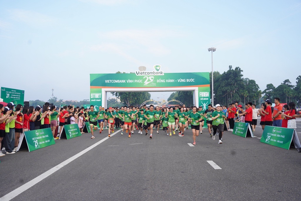 Vietcombank Vĩnh Phúc tổ chức giải chạy “Nhịp điệu xanh” chào mừng 20 ...