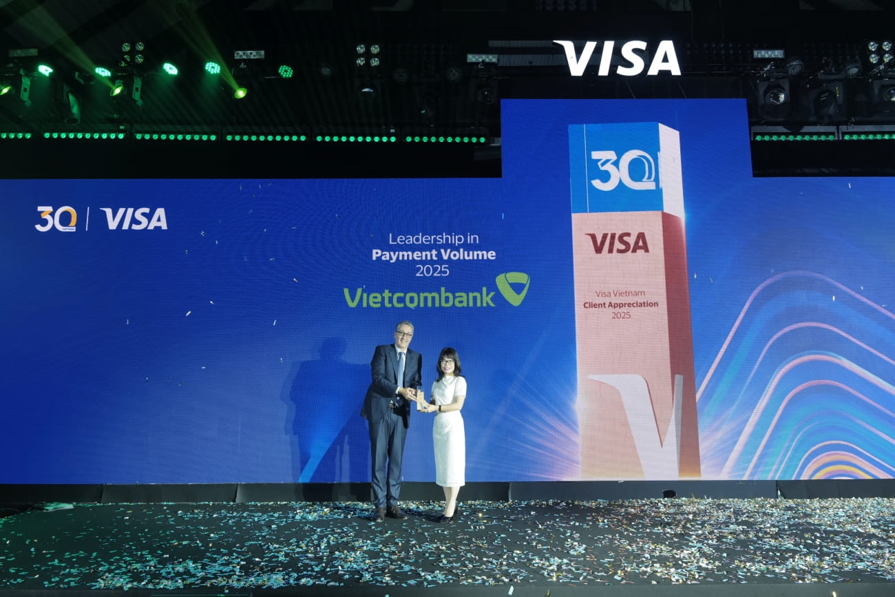 Vietcombank honoured with eight major awards from Visa in 2025